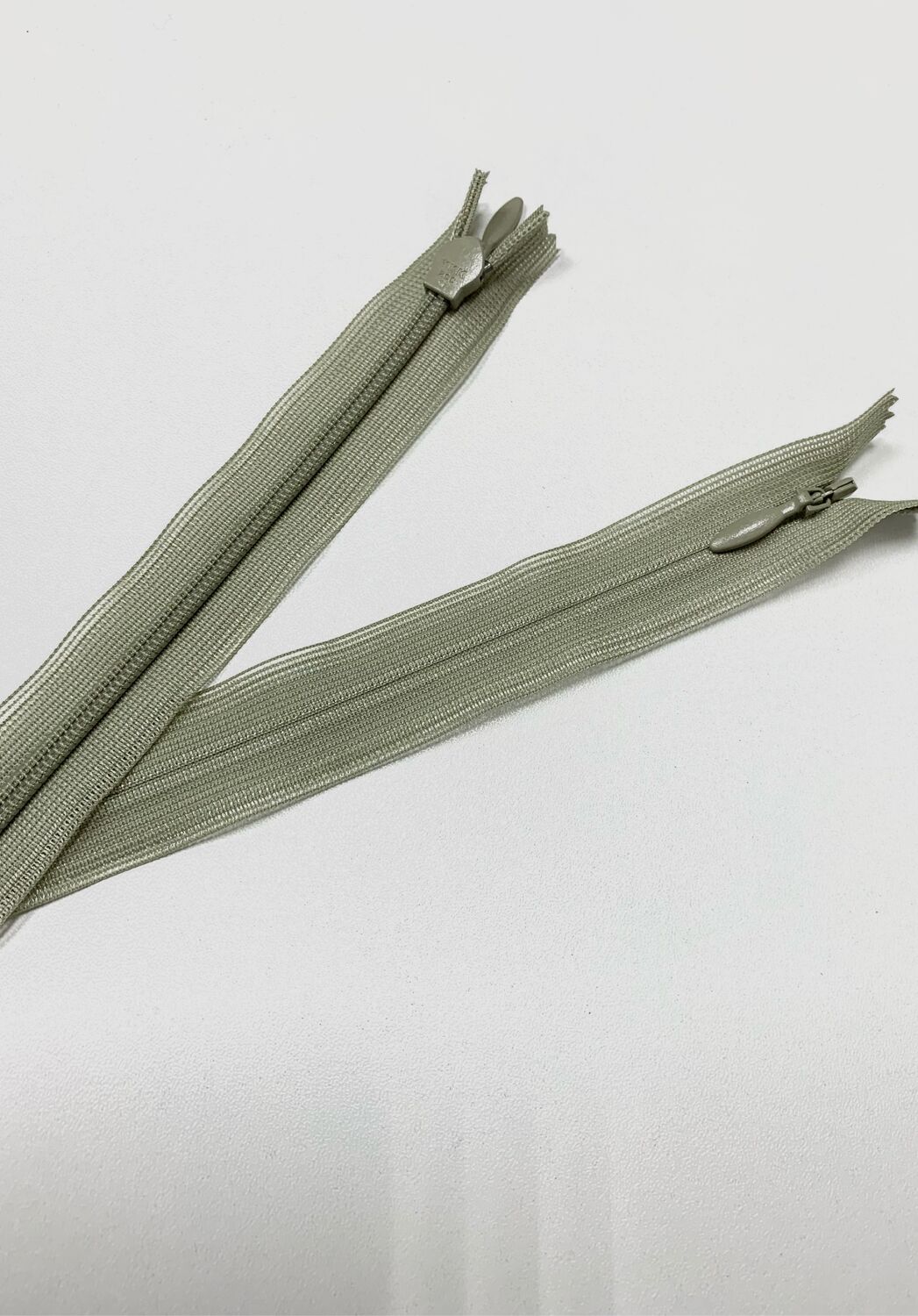 Молния японская потайная YKK 25 см, бледно-беж молния, зелено-серая купить в интернет-магазине ...