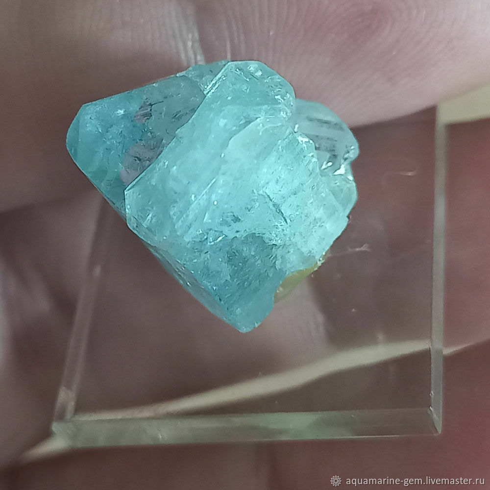 Сросток кристаллов голубого топаза на подставке купить в интернет ...