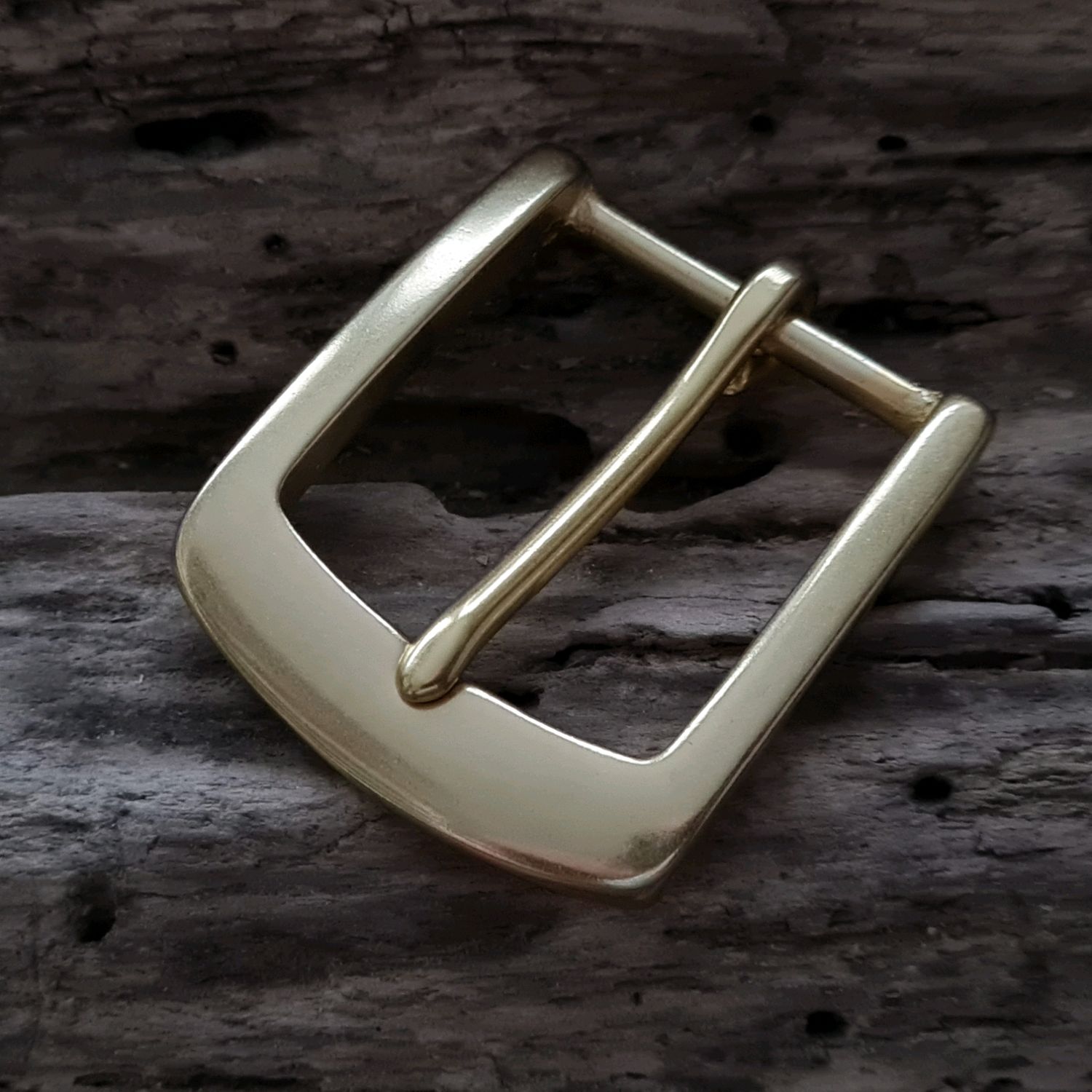 Пряжка латунная Л89. Ширина 39 мм в месте крепления ремня. Литье. в ...