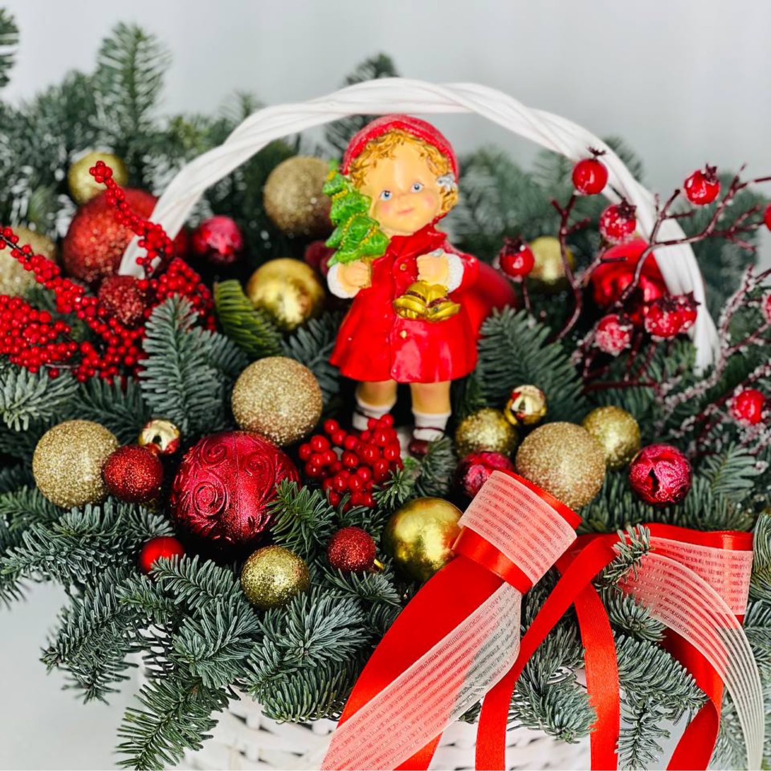 Новогодняя корзина с натуральным нобилисом и сувениром купить в ...