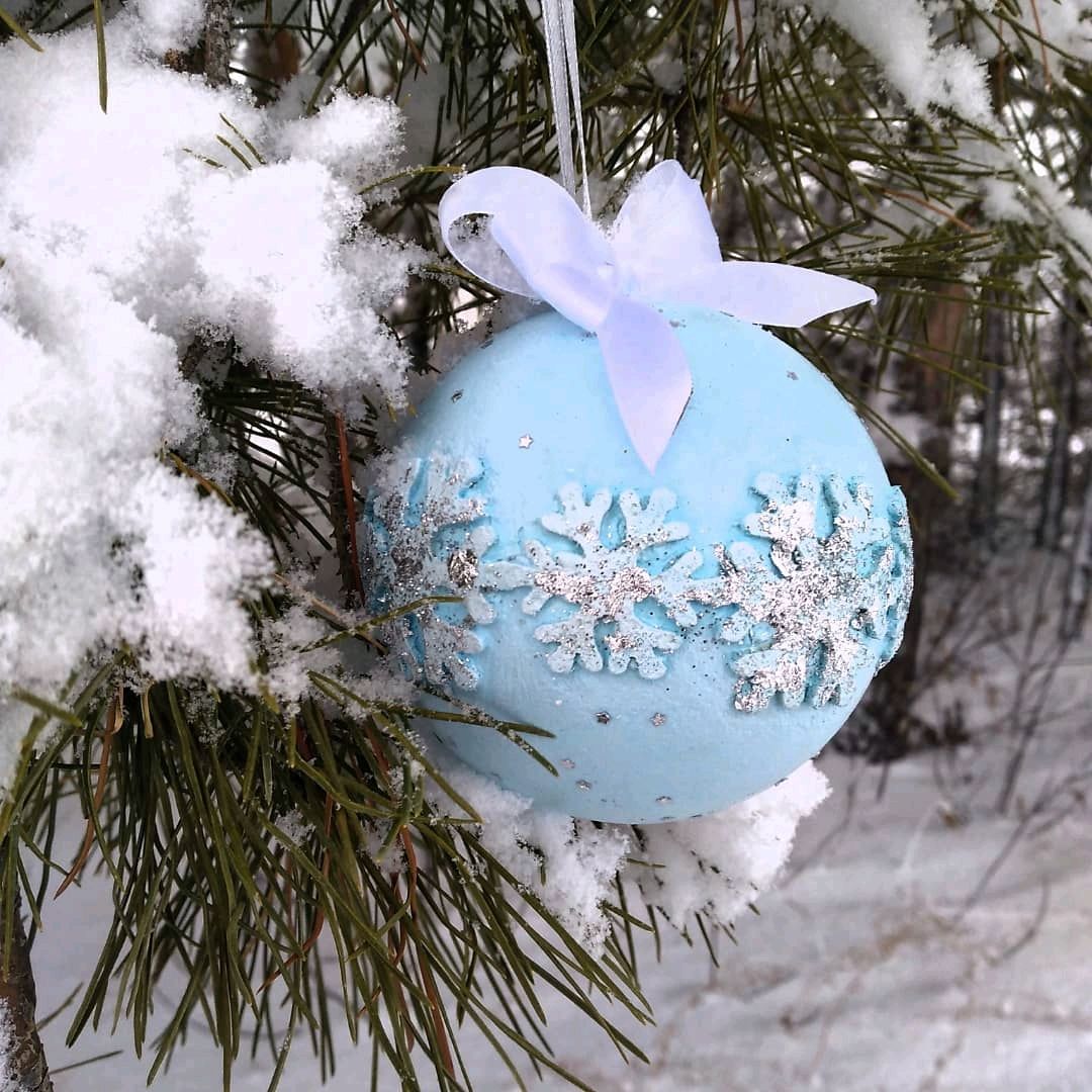 Елочный шар серебристо-голубые снежинки в интернет-магазине Ярмарка ...