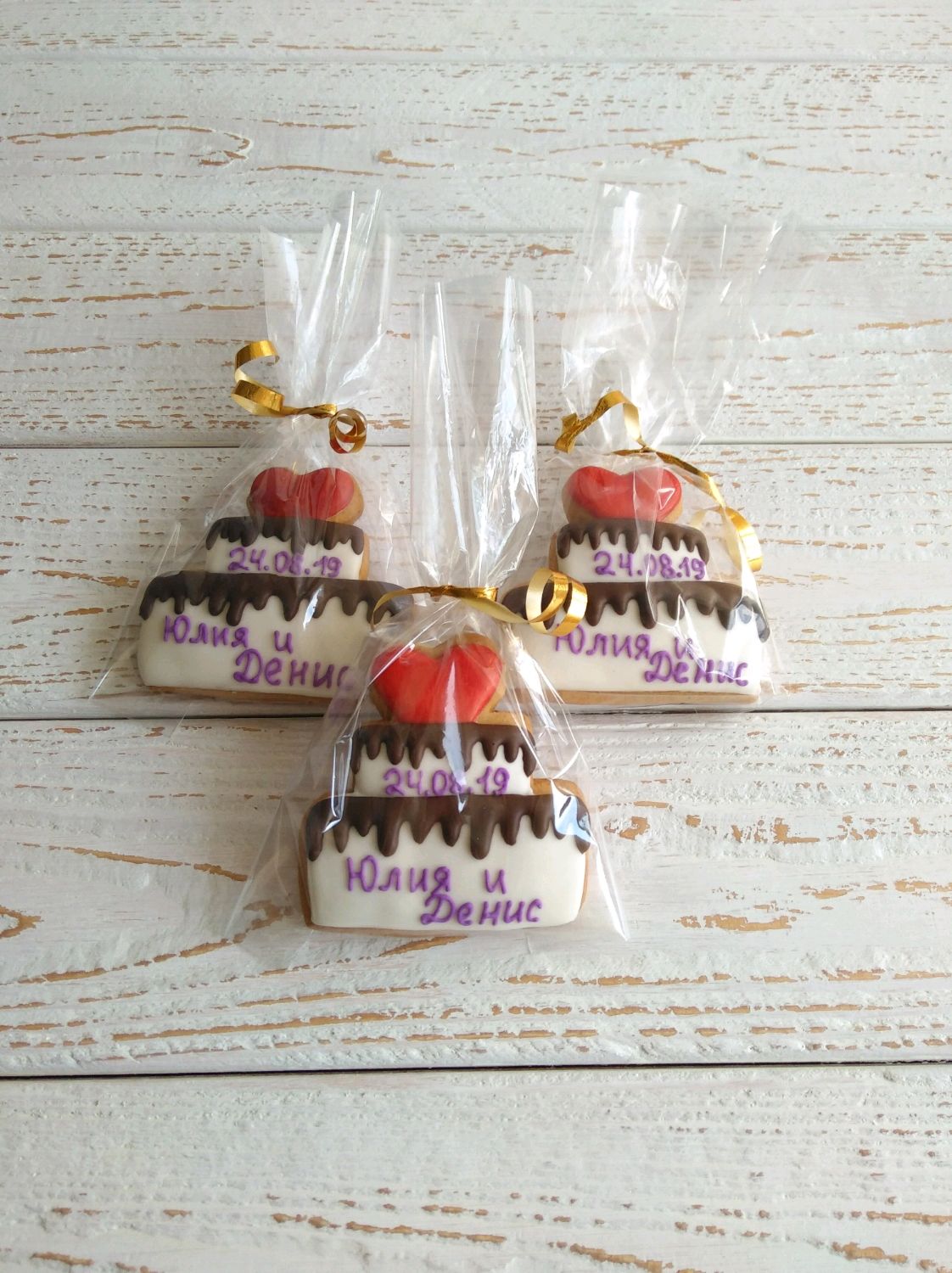 Свадебные пряники в виде торта с инициалами на заказ в интернет-магазине Ярмарка Мастеров по ...