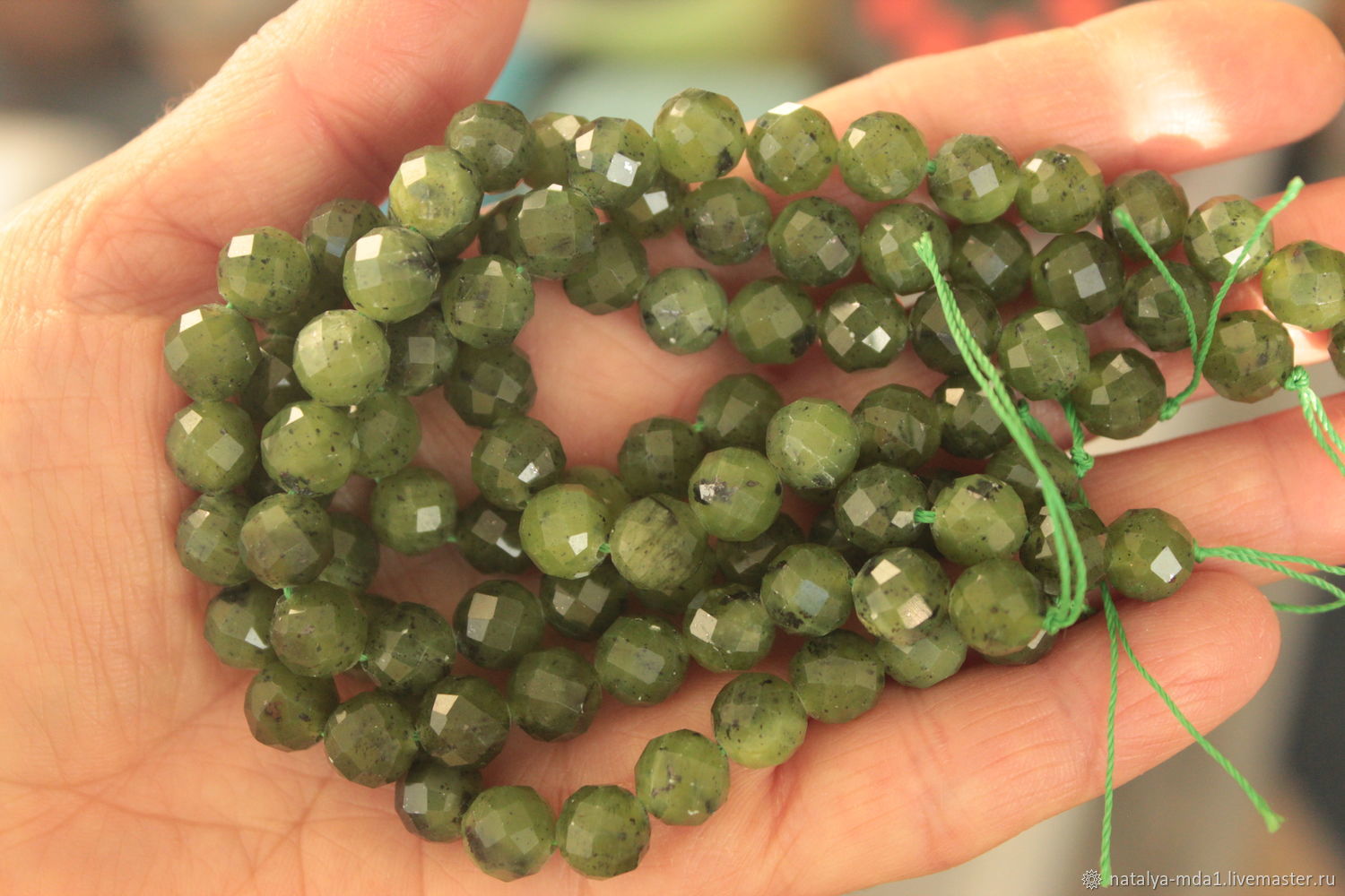 Нефрит с огранкой 8мм (темный) купить в интернет-магазине Ярмарка ...