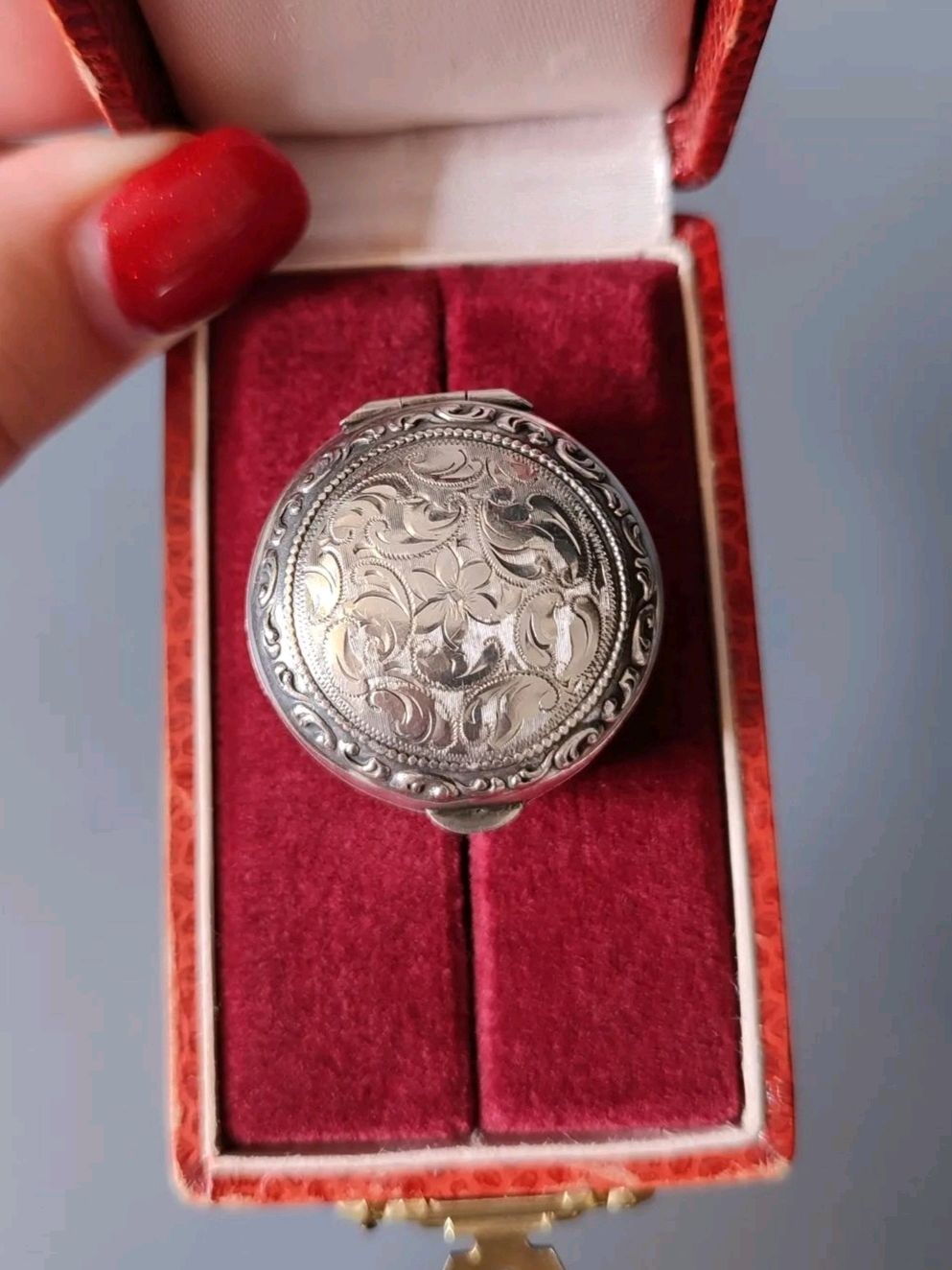 Винтаж: Таблетница Серебро 830 проба Золочение Гравировка купить в ...