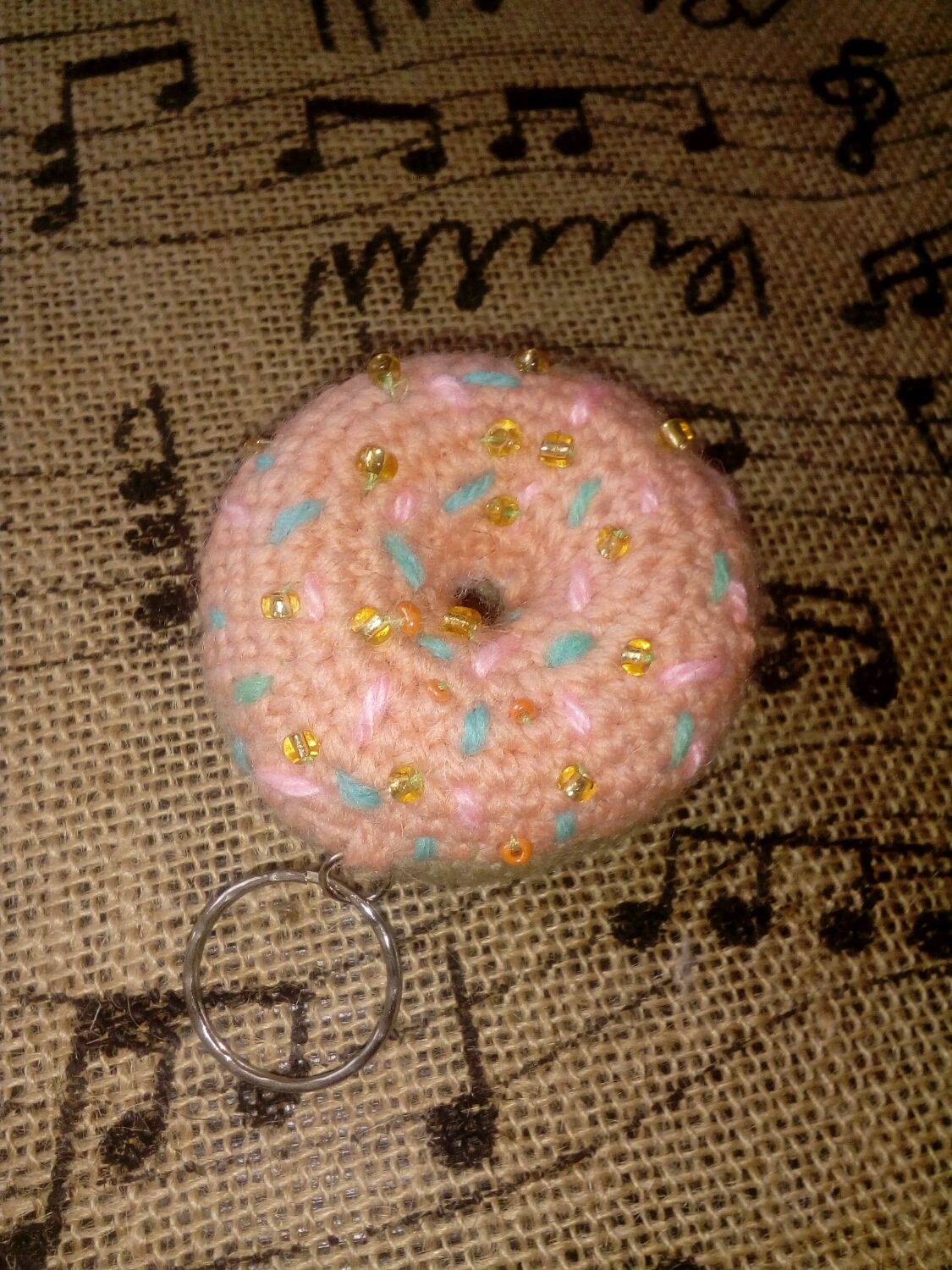 Брелок пончик с глазурью вязаный крючком. Сувенир, подарок. в интернет ...