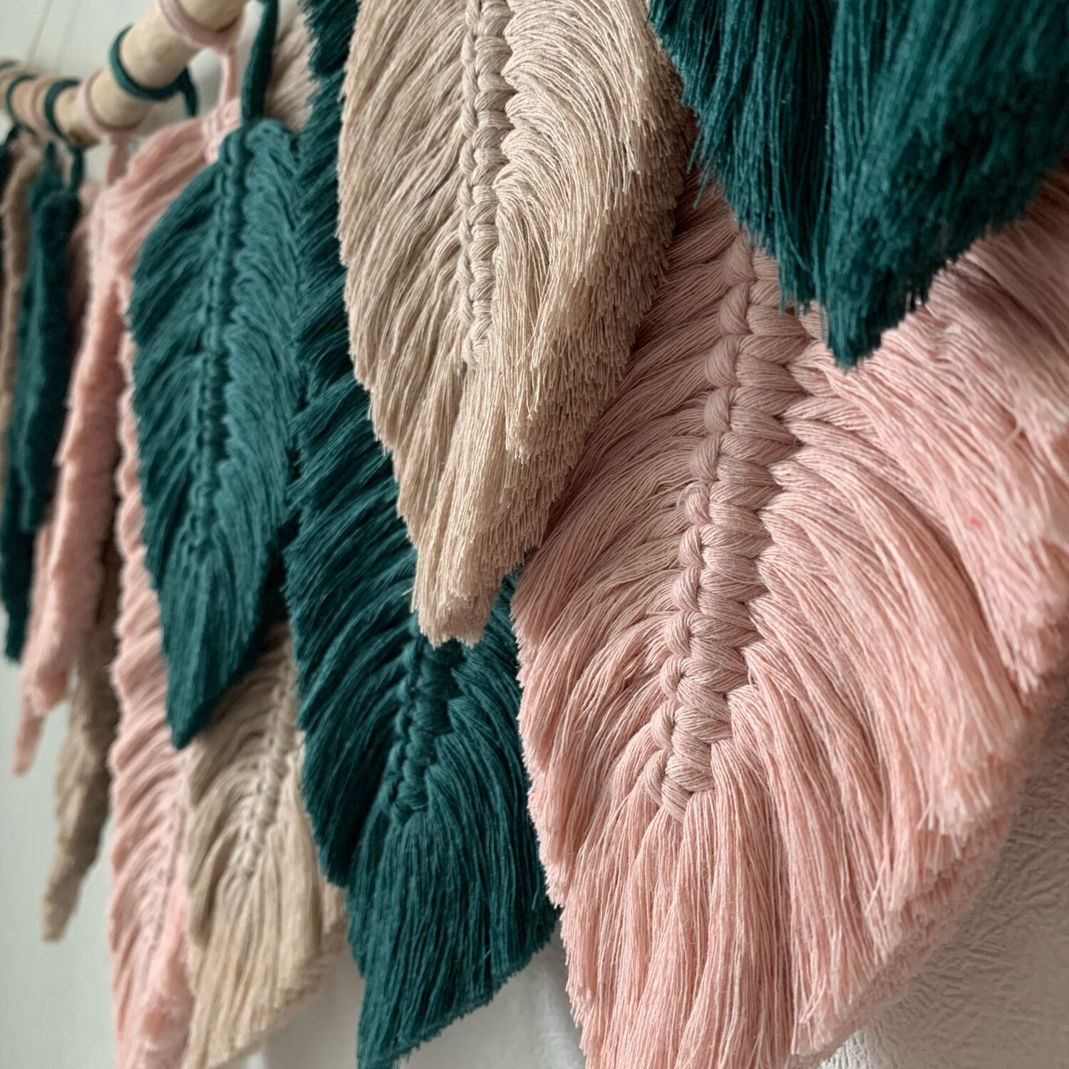 Макраме панно с розовыми и зелёными листьями в интернет-магазине ...