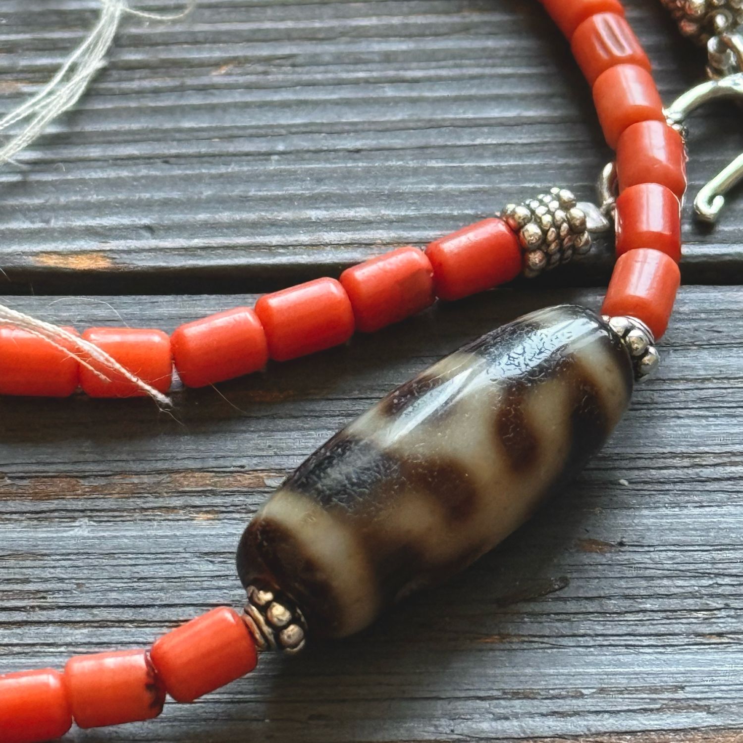 Отпущена!Старая dZi АРИСТОКРАТ ПОКРОВИТЕЛЬ на цепочке из коралла – заказать на Ярмарке Мастеров ...