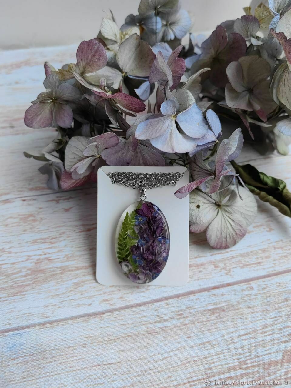 Кулон из эпоксидной смолы с сиренью и незабудками в интернет-магазине ...